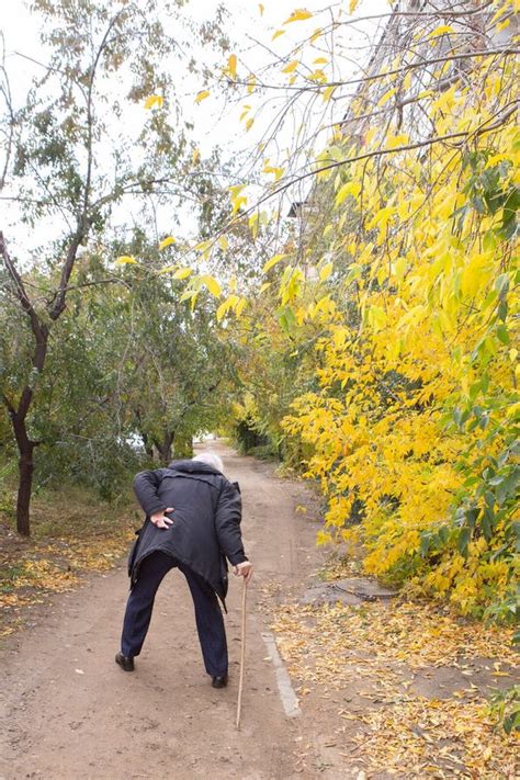 Vieil Homme Seul Avec Les Yeux Endoloris Image Stock Image Du Vieil