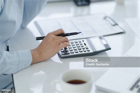 투자 차트를 분석하는 여성 사업가 회계사와 문서 위에 계산기 버튼을 누른다 회계 부기 사무원의 은행 고문 및 감사 개념에 대한