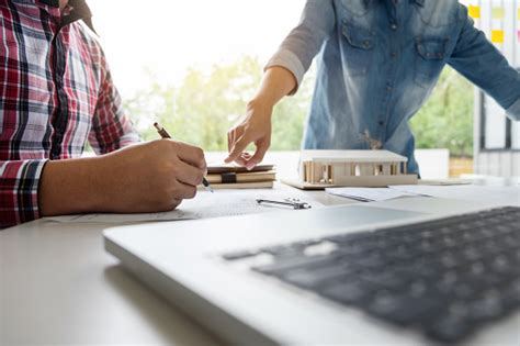 건축 엔지니어 팀웍 회의 그리기 및 건축 프로젝트에 대 한 작업 및 엔지니어링 툴 직장 기술 도면에 대 한 작업의 개념에 건설업자에 대한 스톡 사진 및 기타 이미지 Istock