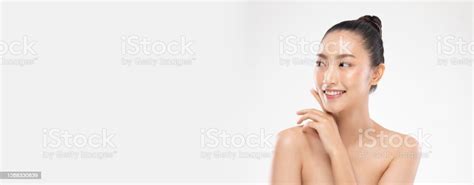 깨끗하고 신선한 피부 행복과 흰색 배경에 고립 된 긍정적 인 감정으로 쾌활한 부드러운 뺨 미소를 만지는 아름다운 아시아 여성의 배너 뷰티 및 화장품 개념 20 24세에 대한