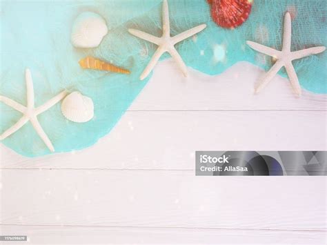 조개 흰색 나무 배경에 불가사리 청록색 천 부드러운 배경 배경 여름 테마 복사 공간 0명에 대한 스톡 사진 및 기타 이미지 Istock