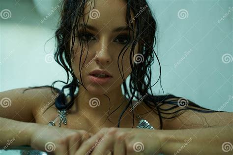 Una Joven Con Morena Mojada Foto De Archivo Imagen De Agua Piscina