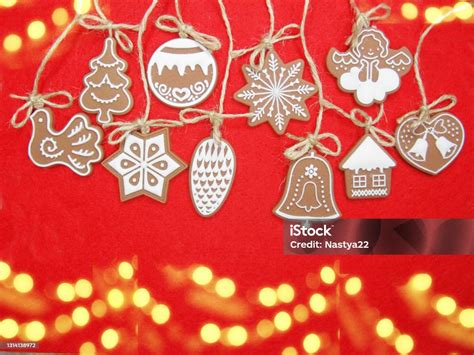 빨간 보드 전나무 가지에 크리스마스 쿠키와 진저 브레드 전통 음식 0명에 대한 스톡 사진 및 기타 이미지 0명 겨울 계절 Istock