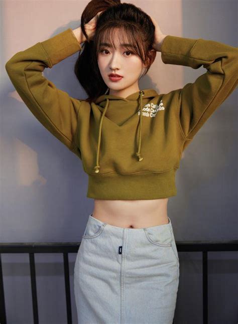 杨雨潼最新写真发布，清纯素雅大气，表情俏皮灵动 知乎