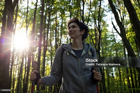 노르딕 워킹 공원에서 훈련하는 아름다운 행복한 백인 여성 막대기로 숲 걷는 기둥을 사용한 신체 활동 스포츠 관광 야외 레크리에이션 평면 Championship에 대한 스톡