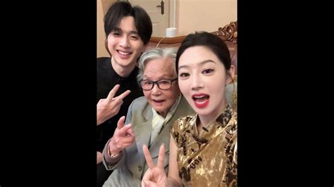 一家人就是要整整齐齐！奶奶100岁啦💯 嘿嘿庆祝奶奶100岁生日🎂🎉希望奶奶寿比南山、天天开心进行了敬茶仪式，也算是补上婚礼时奶奶没去的遗憾了 奶奶 一家人在一起就是幸福 百岁老人 幸福