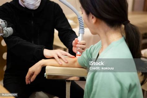 의료 클리닉에서 전기 요법으로 여성 환자를 치료하는 물리 치료사 전극에 대한 스톡 사진 및 기타 이미지 전극 2명 30 34세 Istock