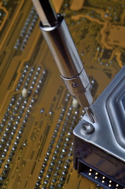 Desarmar El Disco Duro De Una Computadora Con Un Destornillador Para
