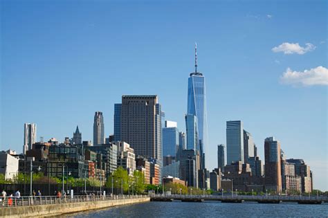 허드슨 강 산책로에서 한 세계 무역 센터 건물이있는 로워 맨해튼의 금융 지구 전망 뉴욕 시에 대한 스톡 사진 및 기타 이미지 뉴욕 시 허드슨 강 공원 낮 Istock