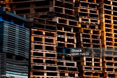 오래된 나무 팔레트 더미 공장 창고에 쌓인 산업용 목재 팔레트 화물 및 배송 개념 수출 배달 산업을위한 나무 팔레트 랙 공장의 나무 팔레트 저장 창고 0명에 대한 스톡 사진