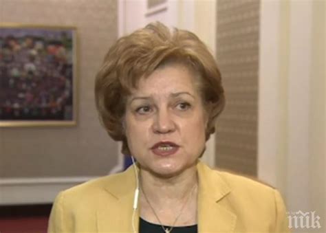 САМО В ПИК И РЕТРО Менда Стоянова стана червена ПАПАРАШКИ СНИМКИ Информационна агенция ПИК