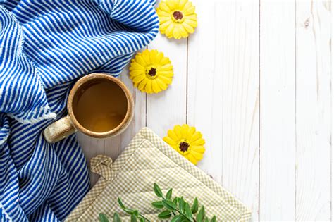 흰색 나무 배경에 파란색과 흰색 줄무늬 담요가 있는 아늑한 커피 플랫레이는 봄과 가을 프로젝트에 적합합니다 해바라기가 의도적으로 초점을 흐리게 함 0명에 대한 스톡 사진 및