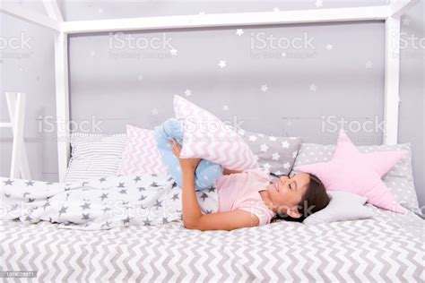 행복한 어린 소녀 아름다움과 패션 어린 시절의 행복 작은 아이 패션 국제 어린이의 날 완벽한 머리를 가진 작은 소녀 아이 순수한 아름다움 달콤한 꿈과 좋은 밤 수집에 대한