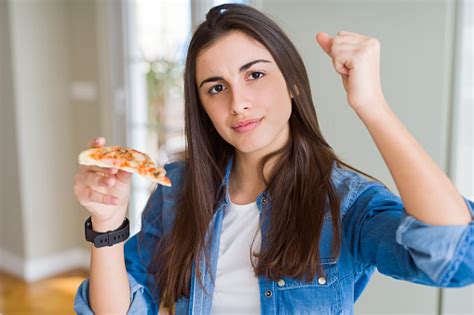 맛있는 피자의 조각을 먹고 아름다운 젊은 여자는 짜증과 분노와 함께 소리 미친 고함 제기 손으로 소리 분노 개념 가정 생활에 대한 스톡 사진 및 기타 이미지 Istock