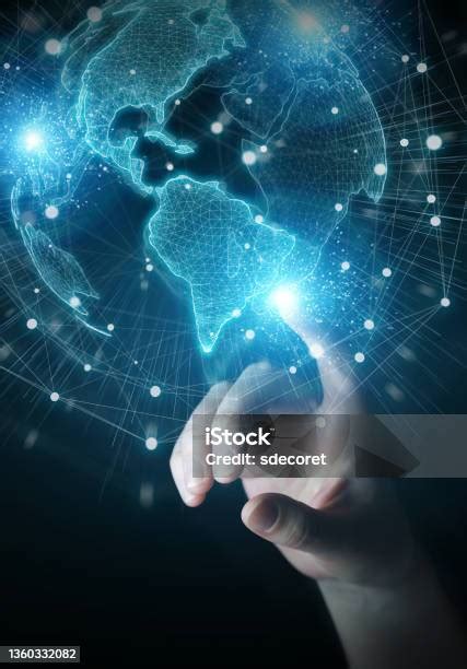 미국 지도 글로브 네트워크 홀로그램 3d 렌더링을 사용하여 사업가 손 테크놀로지에 대한 스톡 사진 및 기타 이미지 테크놀로지 세계지도 디지털 생성 이미지 Istock