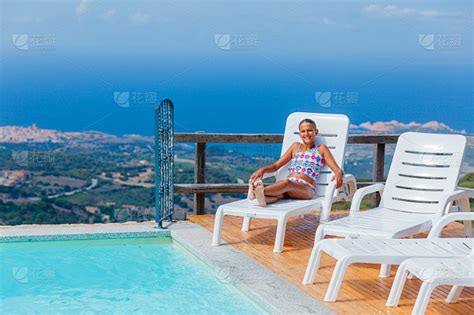 游泳池里的女孩