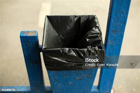 가방이있는 항아리 쓰레기를위한 장소 검은 색 가방이있는 쓰레기통 거리의 공공 쓰레기 0명에 대한 스톡 사진 및 기타 이미지 0명 가방 개념 Istock