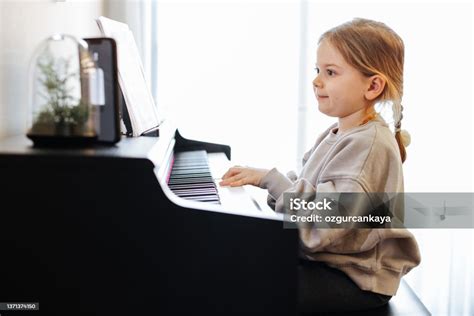 거실에서 피아노를 연주하는 아름다운 어린 유아 소녀 귀여운 유치원 아이 데 재미 와 학습 음악 악기 미소에 대한 스톡 사진 및 기타 이미지 Istock