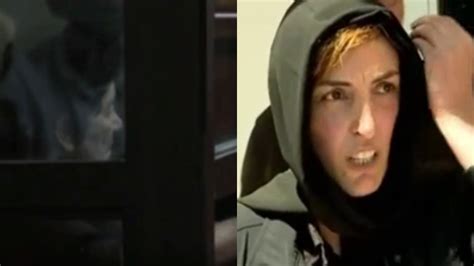 კადრები სასამართლოდან სადაც 29 წლის კაცის მკვლელობის ბრალდებით დაკავებულ 68 წლის ქალს პატიმრობა