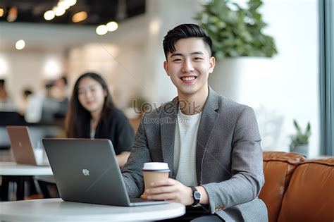 일하는 동안 커피를 마시는 남자