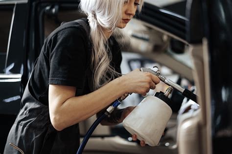 자동차 디테일 서비스로 연마 스프레이로 자동차 살롱을 청소하는 여성 가죽에 대한 스톡 사진 및 기타 이미지 가죽 걸레 검은색 Istock