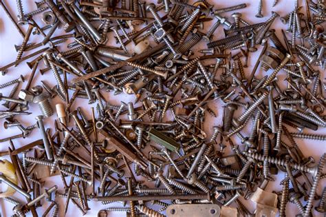 녹슨 손톱과 작은 하드웨어 너트 더미 흰색 배경에 흩어져있는 산화 된 손톱과 리벳 더미 상단보기 0명에 대한 스톡 사진 및 기타 이미지 Istock