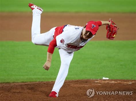 투구하는 전상현 연합뉴스