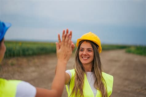 두 명의 여성 엔지니어 재생 가능 에너지 전력 및 전기 혁신을 위한 풍차 2명에 대한 스톡 사진 및 기타 이미지 2명 건설 산업 검사 보기 Istock