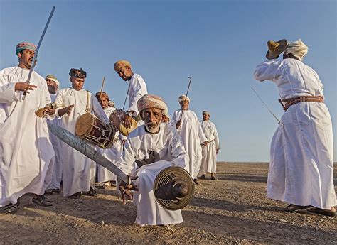 عُمان حيث تجتمع الثقافات وتؤكد عراقتها بفنونها الشعبية الخليج أونلاين