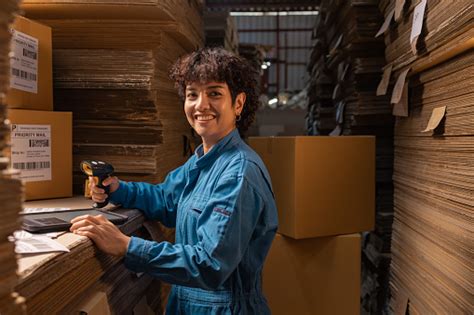 저장 소포 복용 및 바코드를 스캔하고 선반에 상자를 놓는 사람들 창고의 직장 배달 및 물류 개념에서 여성 비즈니스 담당자 사업가 소유자 30 34세에 대한 스톡 사진 및