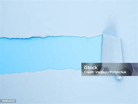 찢어진 파란색 종이 시트 아래 파란색 시트 텍스트공간을 복사합니다 빈 템플릿입니다 0명에 대한 스톡 사진 및 기타 이미지 0명 가장자리 거친 Istock