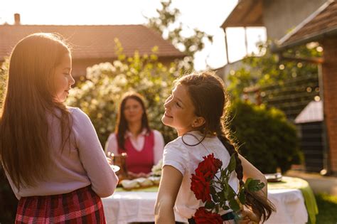 빨간 장미로 어머니를 놀라게 하기 전에 서로 킥킥거리며 35 39세에 대한 스톡 사진 및 기타 이미지 35 39세 6 7 살 8 9 살 Istock