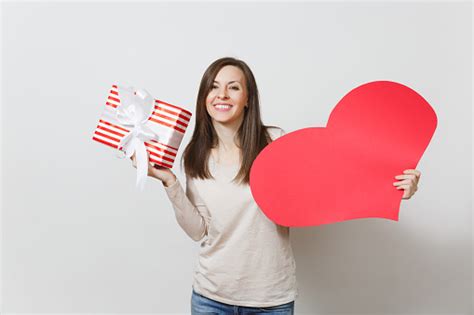 아름 다운 젊은 여 자가 큰 붉은 마음 상자를 들고 웃 고 흰색 바탕에 제시 광고에 대 한 공간을 복사 합니다 와 텍스트에 대 한 장소 성 발렌타인의 날 또는 국제 여성의