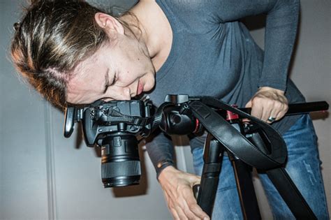 젊은 여성 사진 작가 사진 스튜디오에서 Dslr 카메라를 사용 하 여 낮은 카메라 각도에 대한 스톡 사진 및 기타 이미지 낮은 카메라 각도 디지털 일안 반사식 카메라