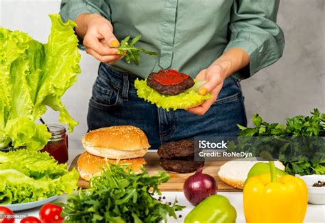 소녀는 붉은 소스에 양상추 잎을 넣습니다 햄버거 만들기 고기에 대한 스톡 사진 및 기타 이미지 고기 고추류 굽기 Istock