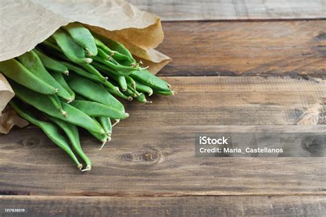 나무 배경에 종이 가방에 녹색 콩 야채 개념 공간을 복사합니다 맨 위 보기입니다 0명에 대한 스톡 사진 및 기타 이미지 0명 가방 건강한 생활방식 Istock