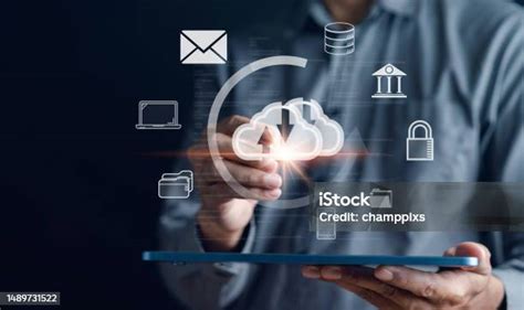 คลาวด์คอมพิวติ้งเพื่อดาวน์โหลดและโหลดข้อมูลและอัปโหลดบนแอปพลิเคชันเครือข่ายระบบ แนวคิด ภาพสต็อก