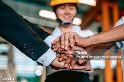 공장 소유자 또는 관리자 여성 전문가 및 공장의 오래된 작업자와 함께 손을 잡습니다 시너지와 팀워크 개념 25 29세에 대한 스톡 사진 및 기타 이미지 Istock