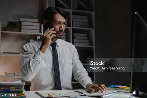 사업가는 데스크톱 컴퓨터를 사용하여 분석 문서 작업 문제 해결 중요한 프로젝트 완료를 수행합니다 재무 성과 계약 관리 개념 정보 문서 처리 Conference On The