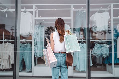 쇼핑백을 들고 아름 다운 아시아 여성 여자 여자 백화점 쇼핑몰 창 야외 패션 라이프 스타일 밖에서 쇼핑을 하면서 미소를 즐긴다 25 29세에 대한 스톡 사진 및 기타 이미지