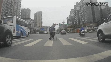 暖心的公主抱消防员抱着老奶奶闯红灯 张顺
