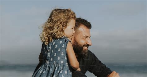 해변에서 아버지와 딸 사진 Unsplash의 바닷가 이미지