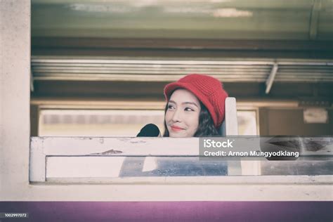 아시아 여자 여행자는 태국 방콕에서 후 아 퐁 역에서 기차로 여행 흥미로운 있다 관광객에 대한 스톡 사진 및 기타 이미지