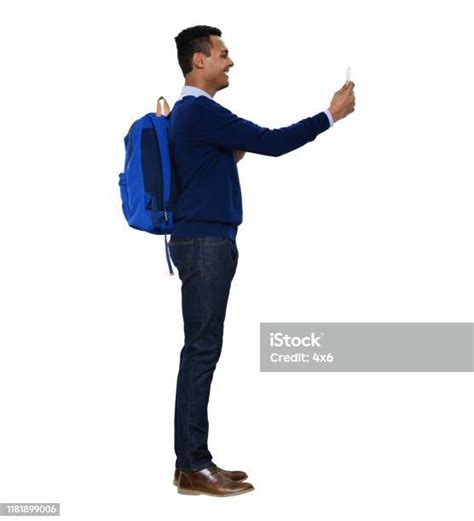 전체 길이측면 보기프로필 보기1 명 만2029세 성인 잘생긴 사람 흑발 아프리카 민족아프리카계 민족세대 Z 남성젊은 남성 사진 스탠딩시원한 태도 20 24세에 대한 스톡