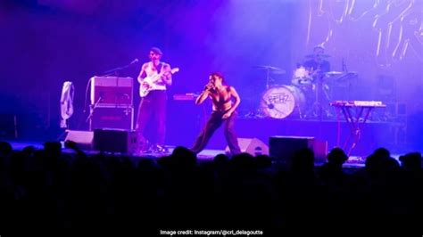 French Band Lulu Van Trapps Singer Performs Topless In Protest After