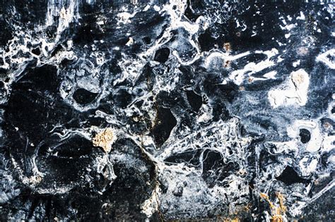 파란색 페인트가 배경에 균열을 일으킵니다 긁힌 선 질감입니다 그런지 누출 페인트 젖은 벽 검은 표면 껍질 페인트 균열 0명에 대한 스톡 사진 및 기타 이미지 Istock