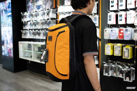 trên tay balo uag std issue 18 liter back pack