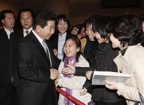 [노무현사료관] [beautiful Life 콘서트에서 관람객들과 악수하는 노무현 대통령]