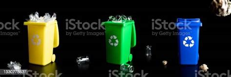 휴지통 세트 플라스틱 종이 및 유리를 재활용하기위한 노란색 녹색 파란색 쓰레기통은 검은 색 배경에 고립 된 쓰레기를 수 있습니다 쓰레기 폐기물을 폐기하고 환경을 절약하기