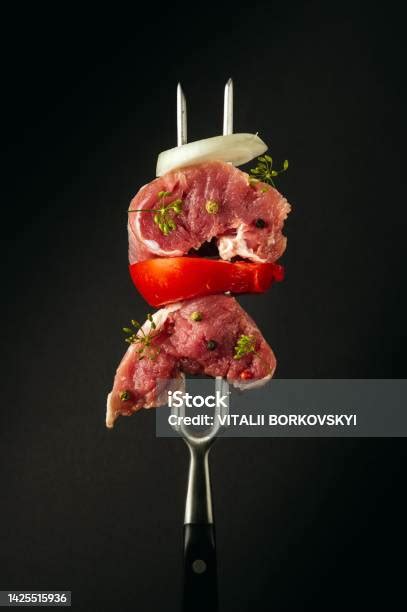 구운 또는 바베큐 전에 포크에 향신료 딜 양파 및 토마토를 곁들인 생송아지 고기 검은 배경에 호텔 메뉴 개념 0명에 대한 스톡 사진 및 기타 이미지 Istock